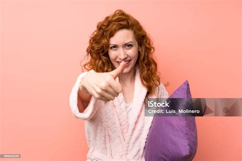 빨간 머리 여자 에 드레싱 가운 제공 A 엄지 손가락 올라 제스처 귀여운에 대한 스톡 사진 및 기타 이미지 귀여운 명랑한