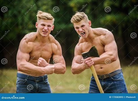 Hübsche Brüder Naturhintergrund Der Starken Männer Muskulöse Männer Der