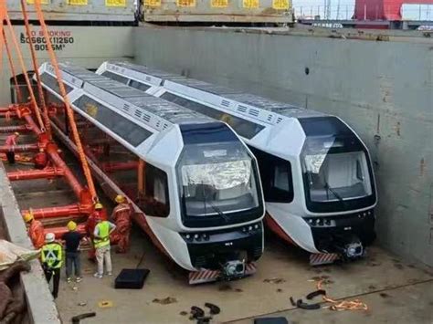 中国首次出口阿根廷新能源轻轨列车从江苏南通吕四起步港区出海