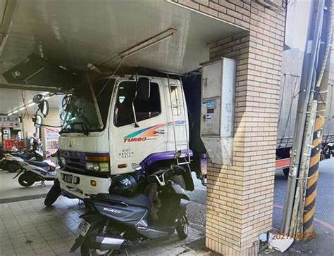 大貨車駕駛恍神 T字路未轉彎直衝店家騎樓 社會 中時