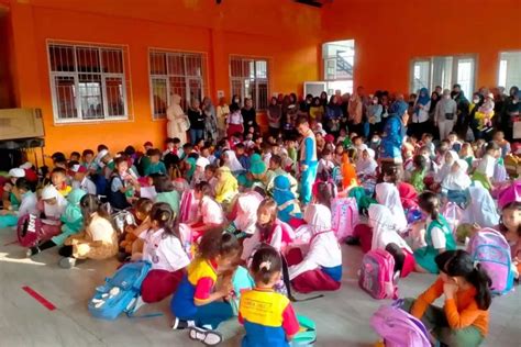 Hari Pertama Masuk SD Orang Tua Murid Ikut Masuk Kelas Sunda Urang