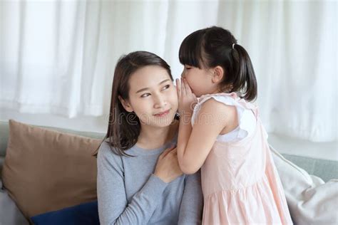 Madre Asiática Siente Felicidad Al Jugar A Su Linda Hija Imagen De