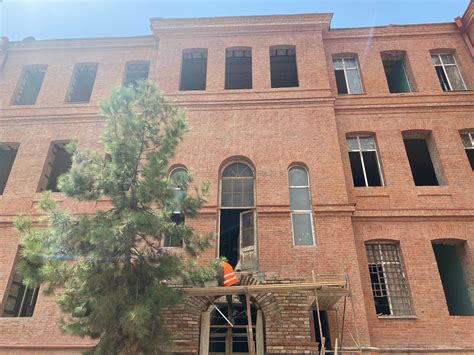 თბილისის ილია ჭავჭავაძის სახელობის N23 საჯარო სკოლა Viii ა კლასმა სკოლის ეზოში ფერად ფერადი