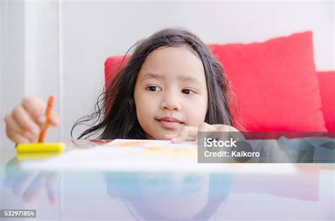 Gadis Kecil Asia Bermain Dengan Warna Krayon Selektif Fokus Shal Foto