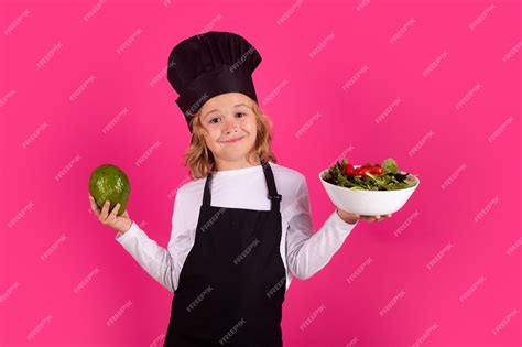 Забавный ребенок готовит с авокадо и овощами готовит детей шеф повар