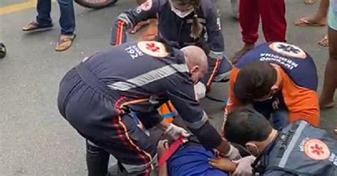 Motociclista fratura pernas e tem afundamento de crânio após bater em