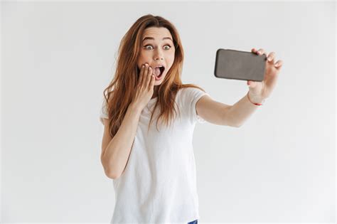 스마트 폰에서 셀카를 만드는 캐주얼 한 옷을 입은 충격을 받은 여성 T 셔츠에 대한 스톡 사진 및 기타 이미지 T 셔츠 긴 놀라움 Istock