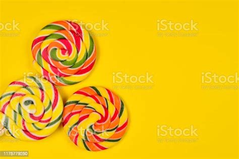 노란색 배경에 화려한 사탕입니다 롤리팝 맨 위 보기 공간을 복사합니다 0명에 대한 스톡 사진 및 기타 이미지 0명 감귤류 과일 과일 Istock