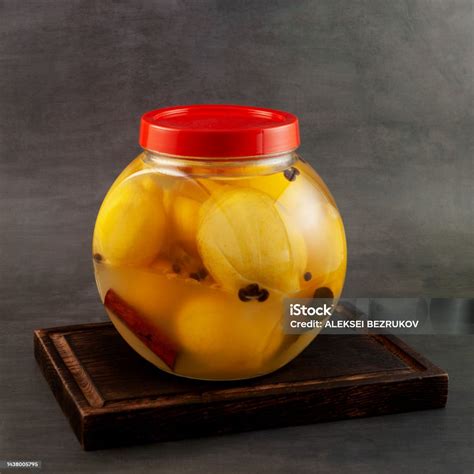 회색 배경에 항아리에 담긴 전체 소금에 절인 레몬 수제 발효 식품 컨트리 레몬 모로코 요리 보존 식품 건강한 식생활에 대한 스톡 사진 및 기타 이미지 Istock