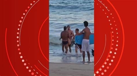 VÍDEO mostra resgate de banhistas que se afogavam na praia de