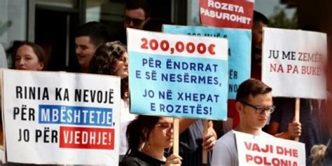Të Rinjtë E Pdk Së Me Aksion Simbolik Kërkuan Dorëheqjen E Ministres