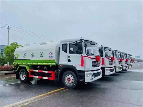 程力东风d9多利卡5台洒水车发往福建