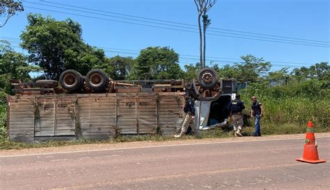 Caminhoneiro fica ferido após tombar carreta carregada de castanhas do