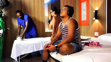 Masagge à Quatre Mains Se Termine Par Une Baise Brutale Avec Une