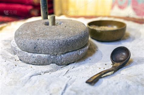 古代石磨手磨面粉机磨石磨石用于磨小麦或其他谷物传统上小麦是在两块沉重的石板之间手工研磨的