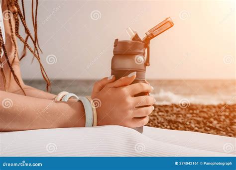 女性海瑜伽 戴着辫状辫子的女人手上戴着白色绑腿和拉长上衣 库存图片 图片 包括有 讲师 适应 274042161