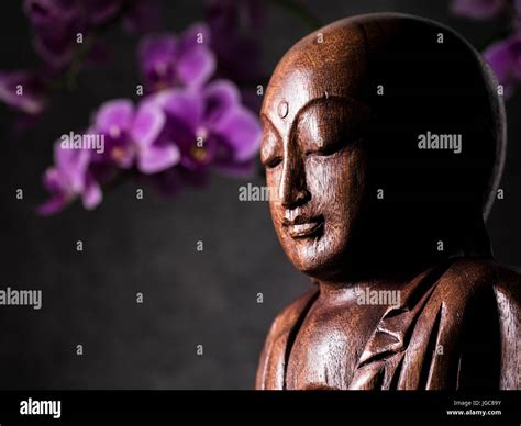 Ksitigarbha sculpture 地藏王 菩薩 地藏王菩薩 地藏菩薩 像 Stock Photo Alamy