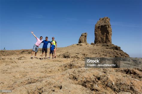 그 란 카나리아에서 배경에 로크 Nublo 포즈 하는 남자의 그룹 관광객에 대한 스톡 사진 및 기타 이미지 관광객 그랜드 카나리아 누블로 바위 Istock