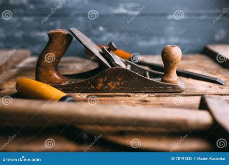 Vieux Outils De Bricolage De Vintage Sur Le Fond En Bois Lieu De Travail De Charpentier Photo