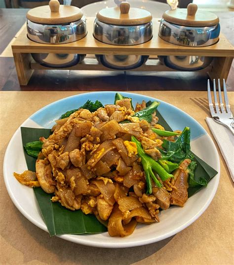 ผัดซีอิ้วไก่ Phad Se Ew Gai Khao Hom Thai Restaurant
