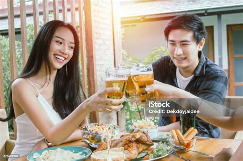 2 아시아 여자와 한 남자입니다 맥주를 마시는 미소는 그룹 축 하 파티 먹는 행복 개념 맥주에 대한 스톡 사진 및 기타 이미지