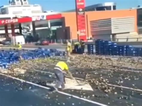 Día triste es un no parar de desgracias un camión repleto de cervezas vuelca en la A