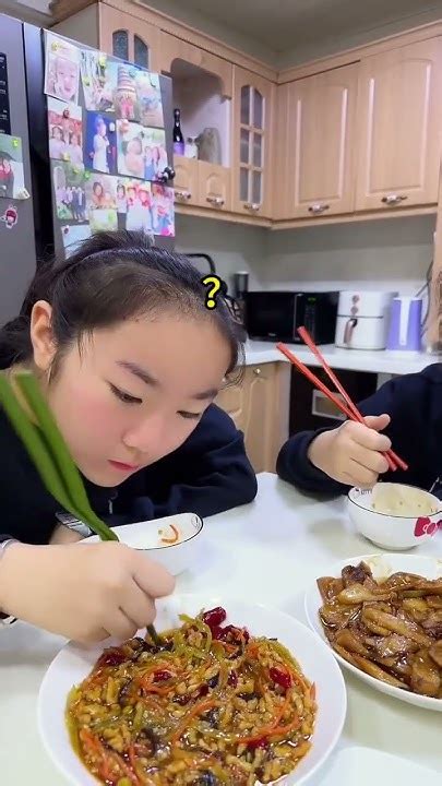 都说筷子拿的远嫁的远，看这情况，小棉袄以后得砸手里 内容过于真实 小铁成长计划 小铁环游记萌娃双胞胎日常琪彤小姐妹搞笑