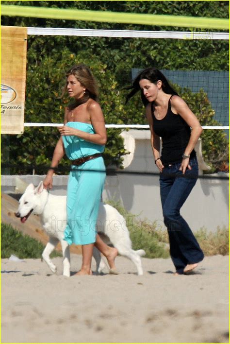 Full Sized Photo Of Jennifer Aniston Beach 05 Photo 511781 Just Jared