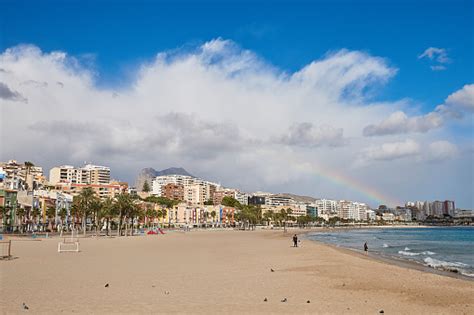 화려한 주택 산과 바다 스페인 빌라 조요사의 구시 가지 를 통해 무지개 Spanish Tour에 대한 스톡 사진 및 기타 이미지