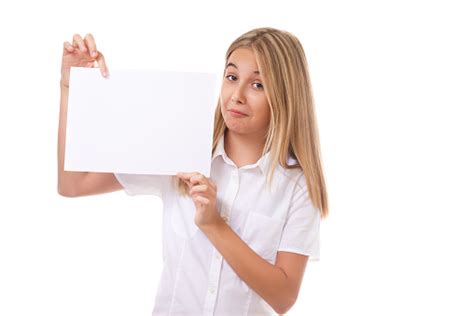 Gadis Remaja Ceria Dengan Kemeja Putih Memegang Papan Komunikasi Putih