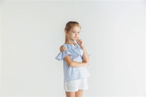 흰색 스튜디오 배경에 캐주얼 옷을 입고 포즈를 취하는 작은 웃는 소녀 감정에 대한 스톡 사진 및 기타 이미지 감정 고등학교
