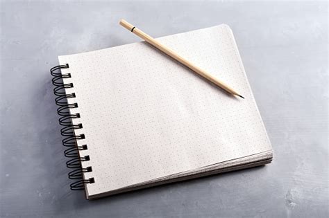큰 금속 바인딩 스프링종이 와 빈 메모장과 날카로운 연필은 밝은 콘크리트 테이블에 누워 0명에 대한 스톡 사진 및 기타 이미지