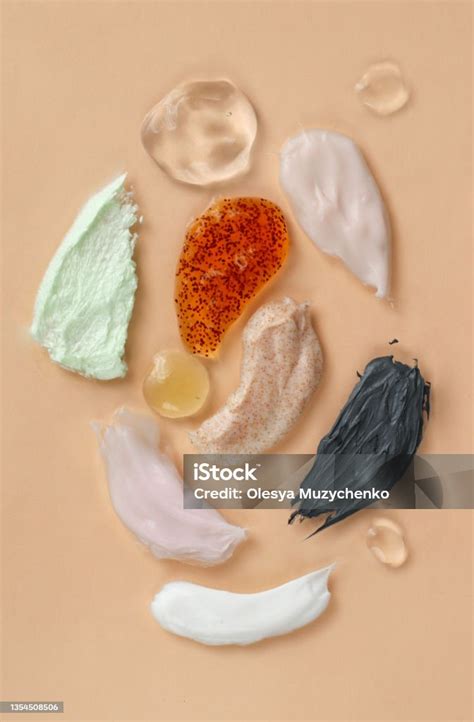 베이지 색 배경 클로즈업에 크림 스크럽 및 화장품 오일의 화장품 얼룩 유기농 크림과 에센스 미용 및 건강 제품의 세련된 컨셉 플랫 레이 바디 및 스킨 케어 수분 공급 각질