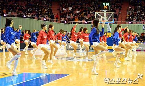 치어리더 단체로 화려한 군무 포토