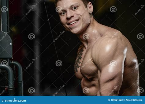 Forte E Giovane Uomo Atletico Bello Del Tatuaggio Con I Muscoli