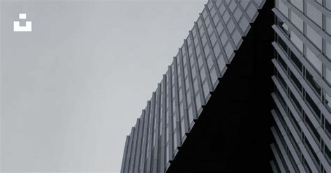 하늘 배경의 매우 높은 건물 사진 Unsplash의 무료 건물 이미지 하늘 배경의 매우 높은 건물 사진 Unsplash의 무료 건물 이미지