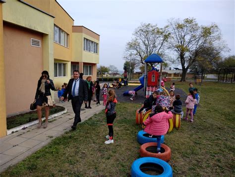 Малчуганите от Крайморие почистиха двора на детската градина