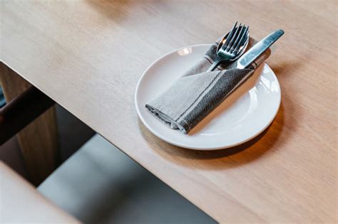 칼 붙이 세트 나무 테이블에 흰 접시에 숟가락 포크 나이프 냅킨 등 0명에 대한 스톡 사진 및 기타 이미지 0명 강철