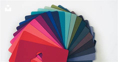 테이블에 다른 색의 종이 뭉치 사진 Unsplash의 무료 종이 이미지