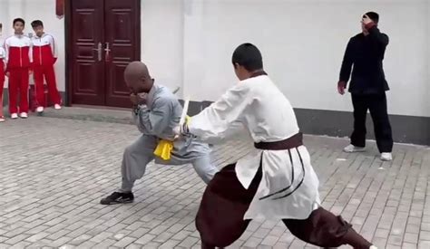 甲亢哥少林寺没白来闪电五连鞭抽自己 少林棍法痛苦面具 游民星空
