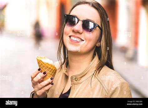 Femme mangeant un cornet de glace Banque de photographies et dimages à