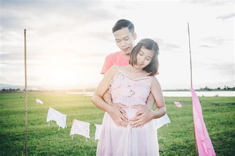 아시아 남편 포옹 그의 임신 한 아내 와 그녀의 배 주위에 그녀의 배 모양 아시아 결혼 한 부부와 가족 개념입니다 가족에 대한