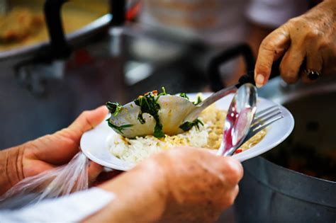 기아 완화를 가난한 사람들에 게 공유 음식 자원 봉사자 자선 개념 개념에 대한 스톡 사진 및 기타 이미지 개념 개념과 주제 거지 Istock