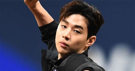 [포토]힘차게 시구하는 가수 헨리