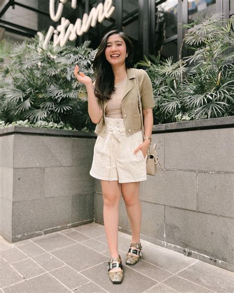 9 Inspirasi OOTD Cewek Bumi Ala Selebriti Tanah Air Kalem