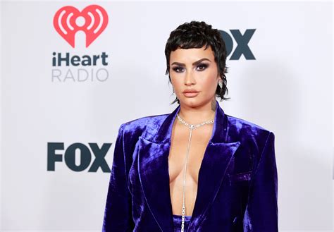 Why Demi Lovato Has Adopted The Sheher Pronouns Again Glamour