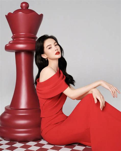 金晨穿裸色露肩鱼尾礼服勾勒婀娜曼妙身材，优雅高贵，楚楚动人！