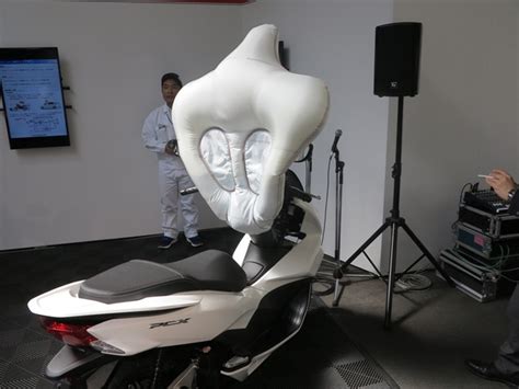 Honda изобрела подушку безопасности для скутеров