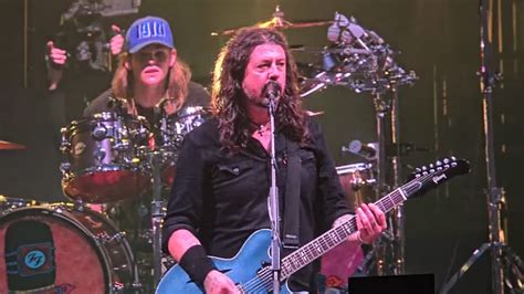 Le Fils De Taylor Hawkins Shane Hawkins Joue De La Batterie Avec Les