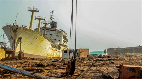 Експлозия в корабостроителница в Истанбул има загинал
